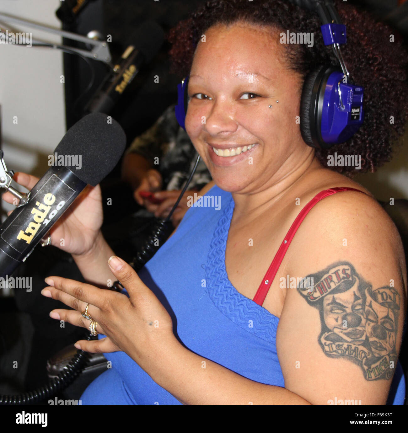 Stauros Entertainment host Tyrone Tann interviews actress Mo Kelly live ...