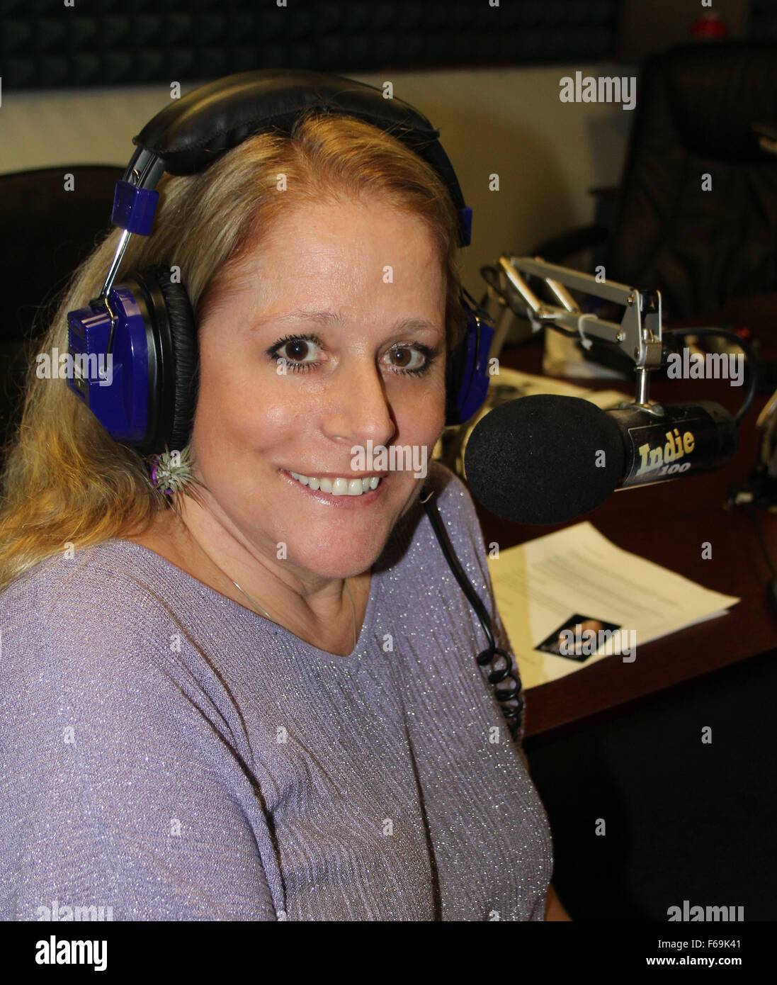 Stauros Entertainment host Tyrone Tann interviews actress Mo Kelly live ...