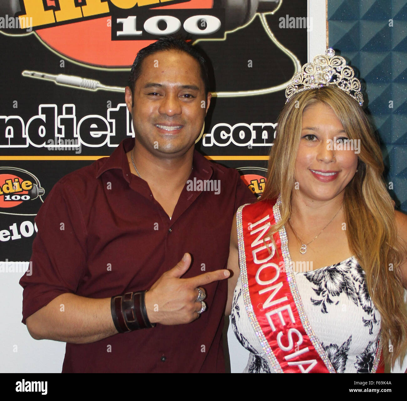 Stauros Entertainment host Tyrone Tann interviews actress Mo Kelly live on Indie100.com ...