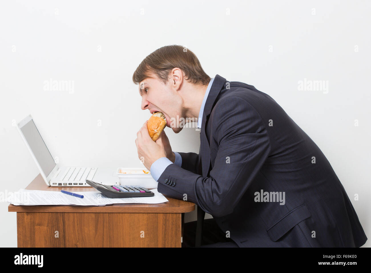 Man eating at his desk hi-res stock photography and images - Alamy