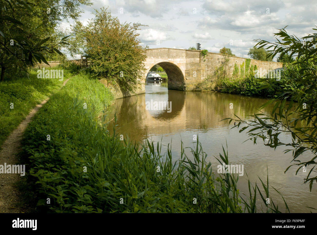 Radcot thames hi-res stock photography and images - Alamy