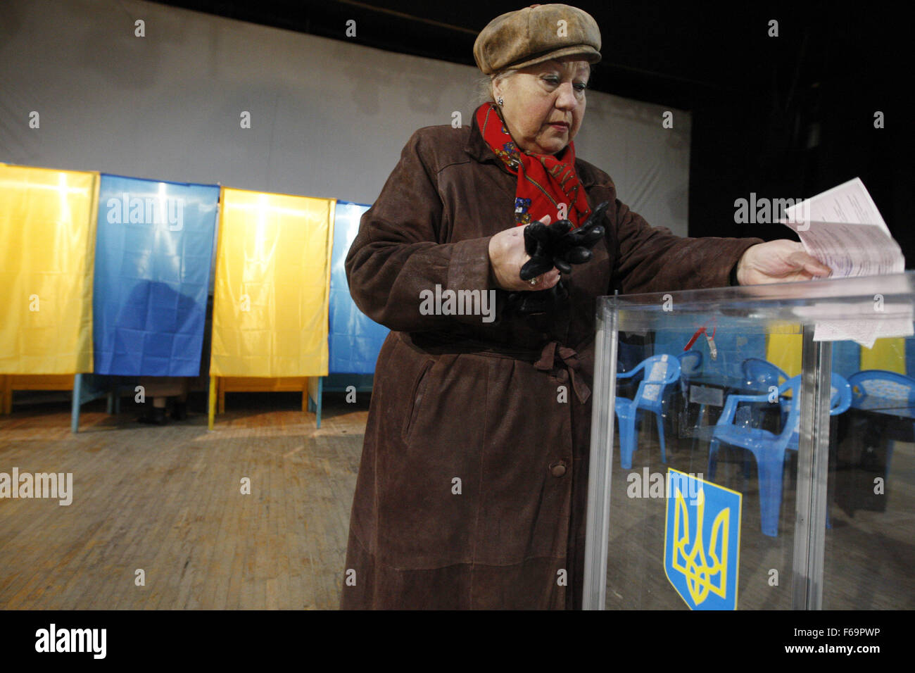 Kiev, Ukraine. 15th Nov, 2015. A woman casts ballot at a polling ...