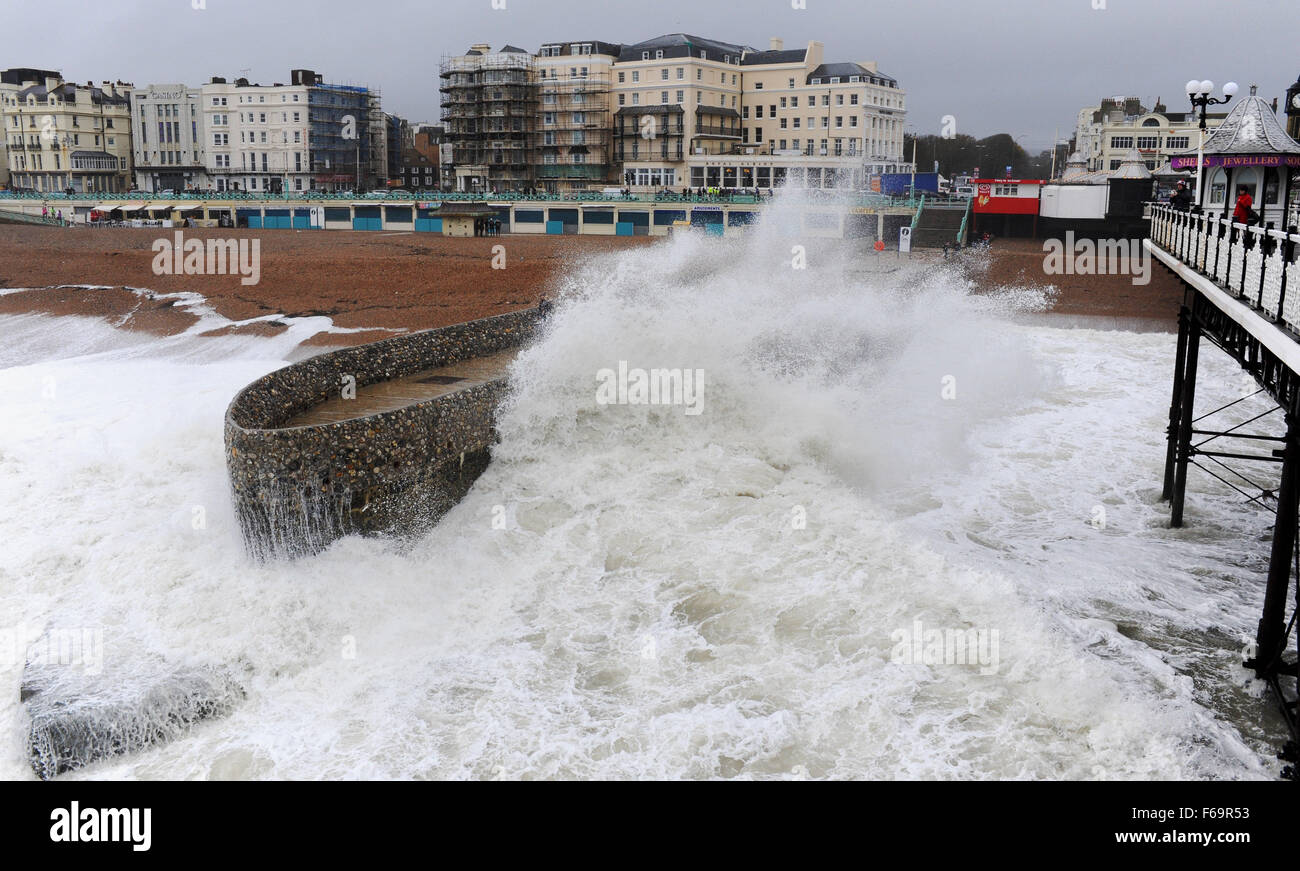 Waves crash onto the beach in brighton hi-res stock photography and ...