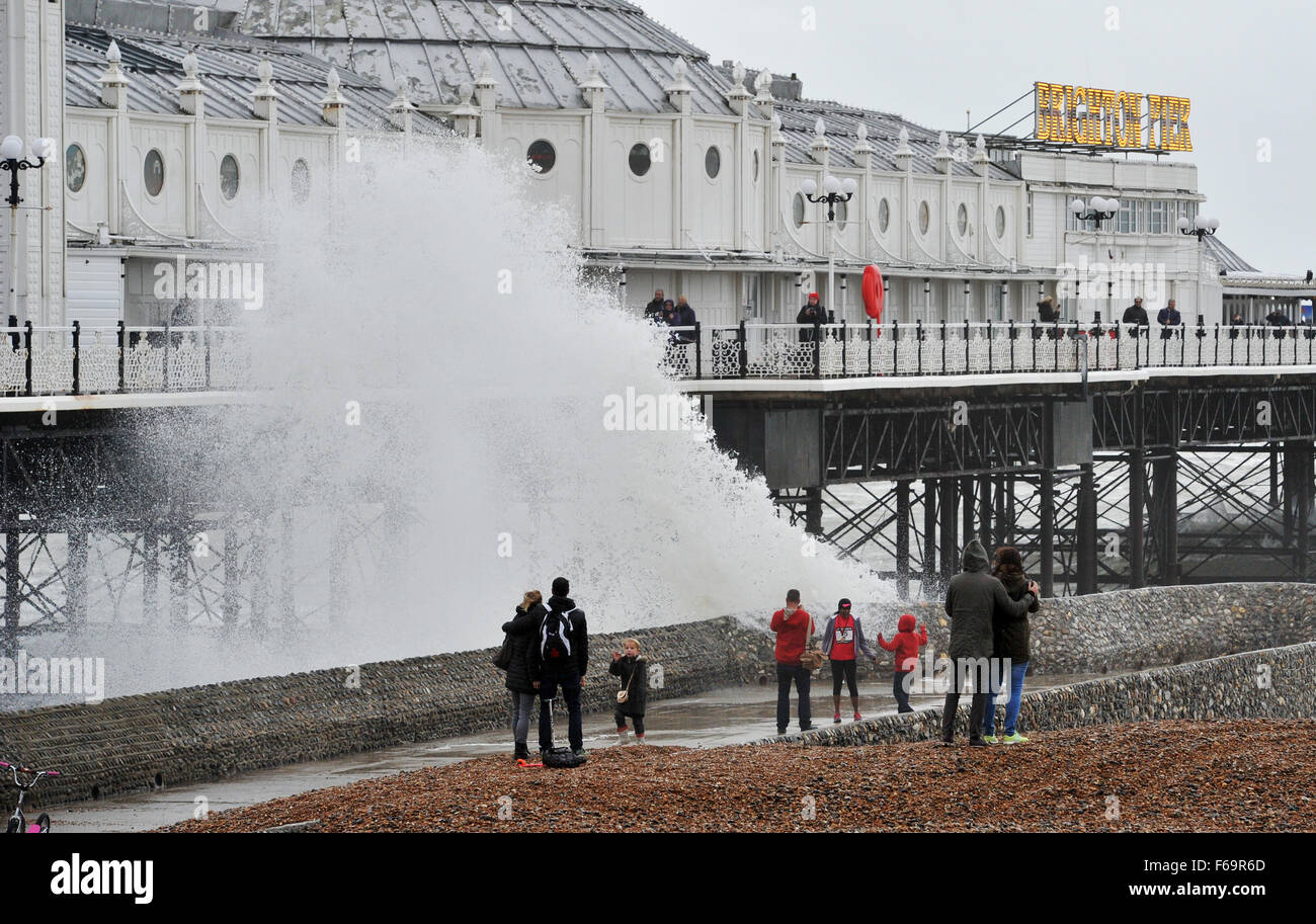 Waves crash onto the beach in brighton hi-res stock photography and ...
