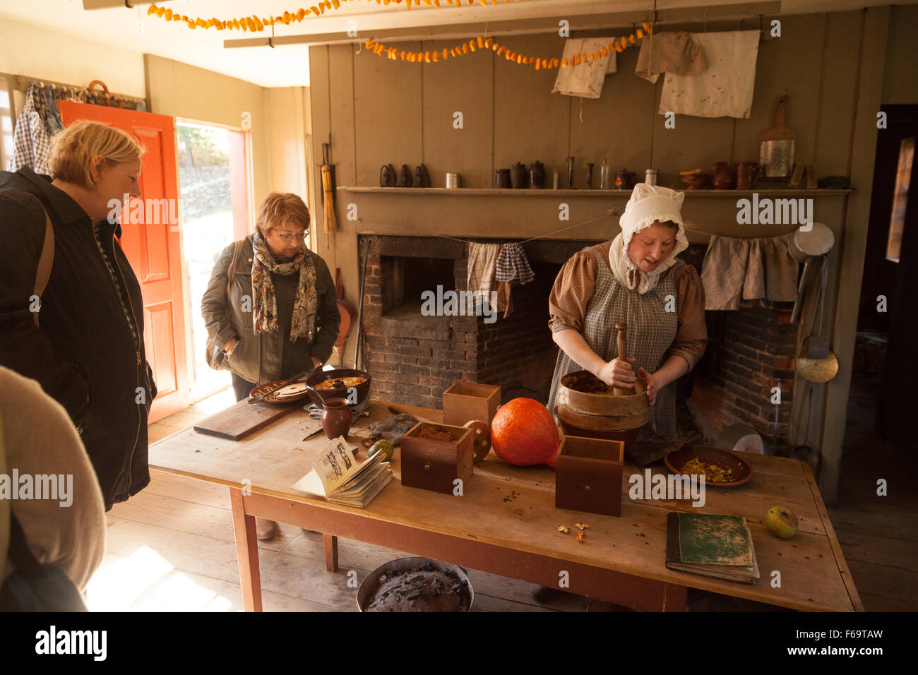 1800s woman cooking hi-res stock photography and images - Alamy