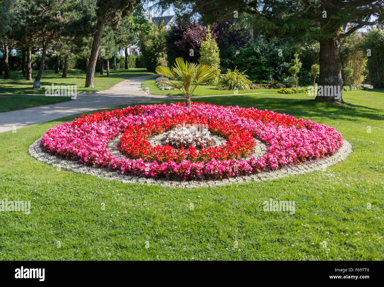 Round flower bed hi-res stock photography and images - Alamy
