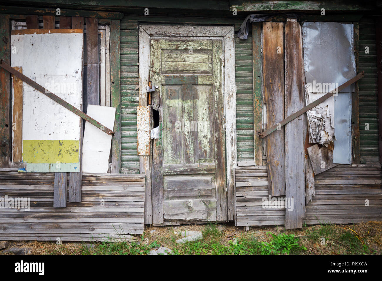 Boarded up windows and old door of a abandoned house Stock Photo - Alamy