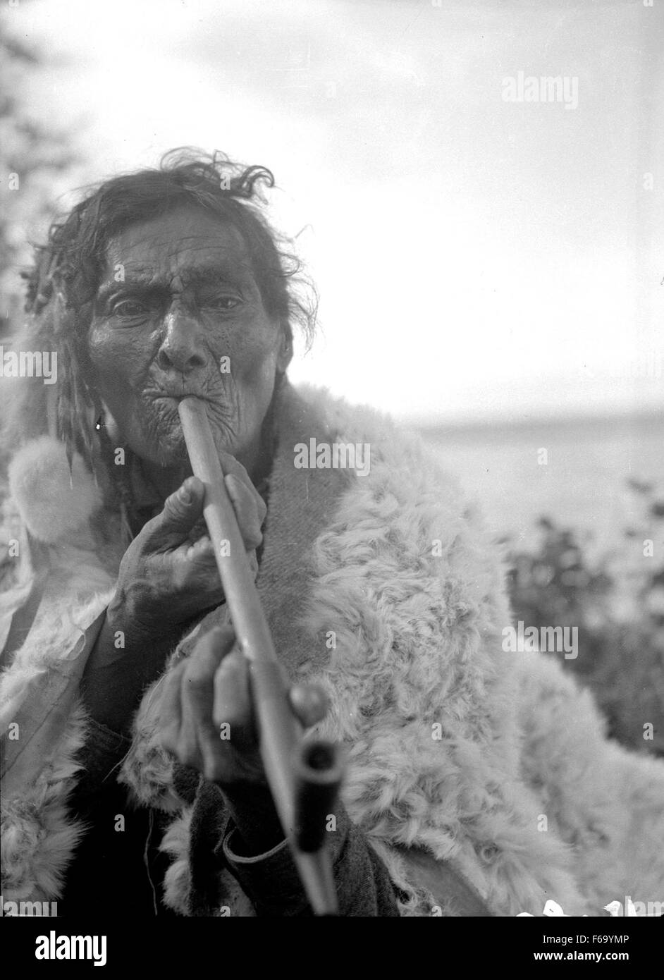 Native american pipe smoking hi-res stock photography and images - Alamy