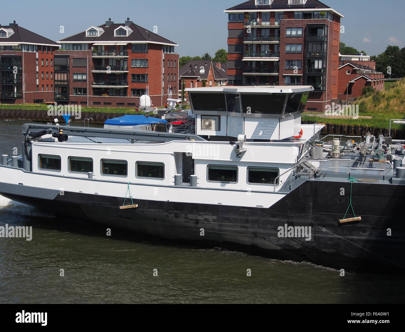 Container cranes operating in port hi-res stock photography and images ...
