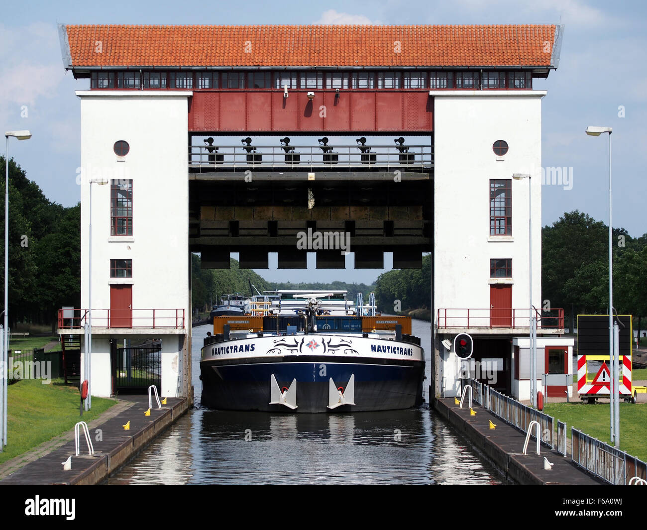 Nautictrans (ENI 02318927) operates on the Twente kanaal at Sluis Eefde ...