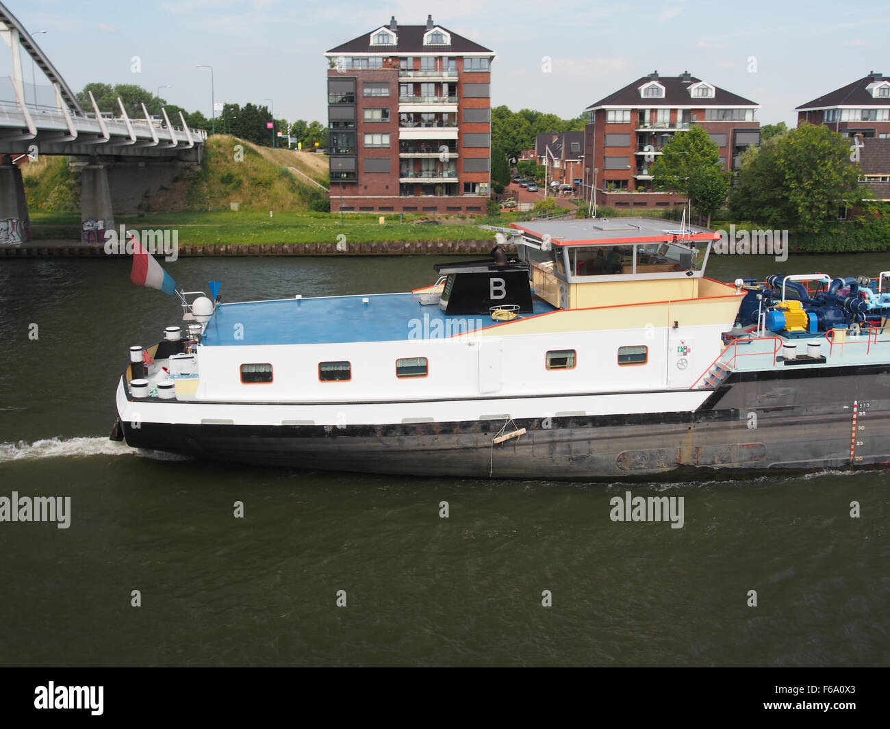 Neptunus, built in 1987 and identified by ENI 02318139, is a container ...