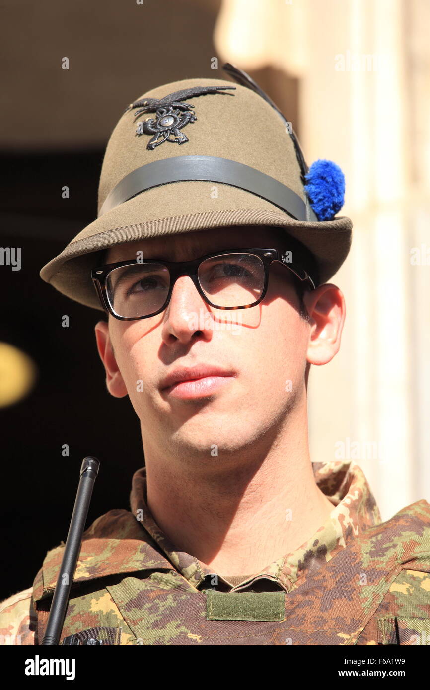 Italian soldier guarding the Duomo Stock Photo - Alamy