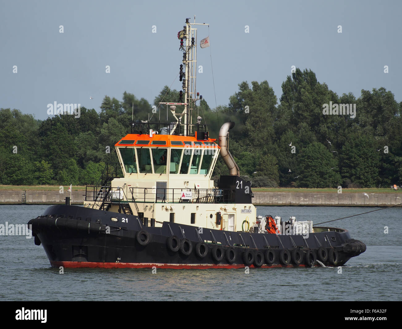 The vessel 21 (ENI 06503824) is located in front of Zandvlietlock in ...