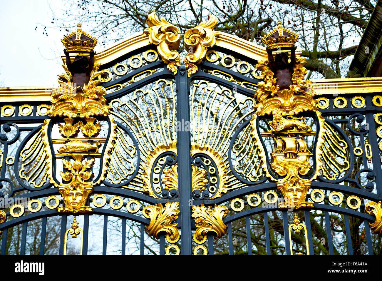 in london england the old metal gate royal palace Stock Photo - Alamy