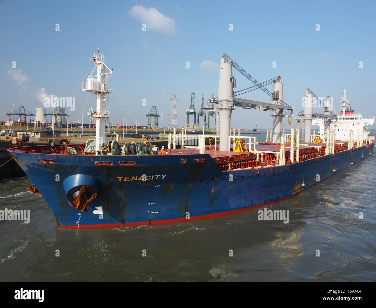 Bulk car transporting ship hi-res stock photography and images - Alamy