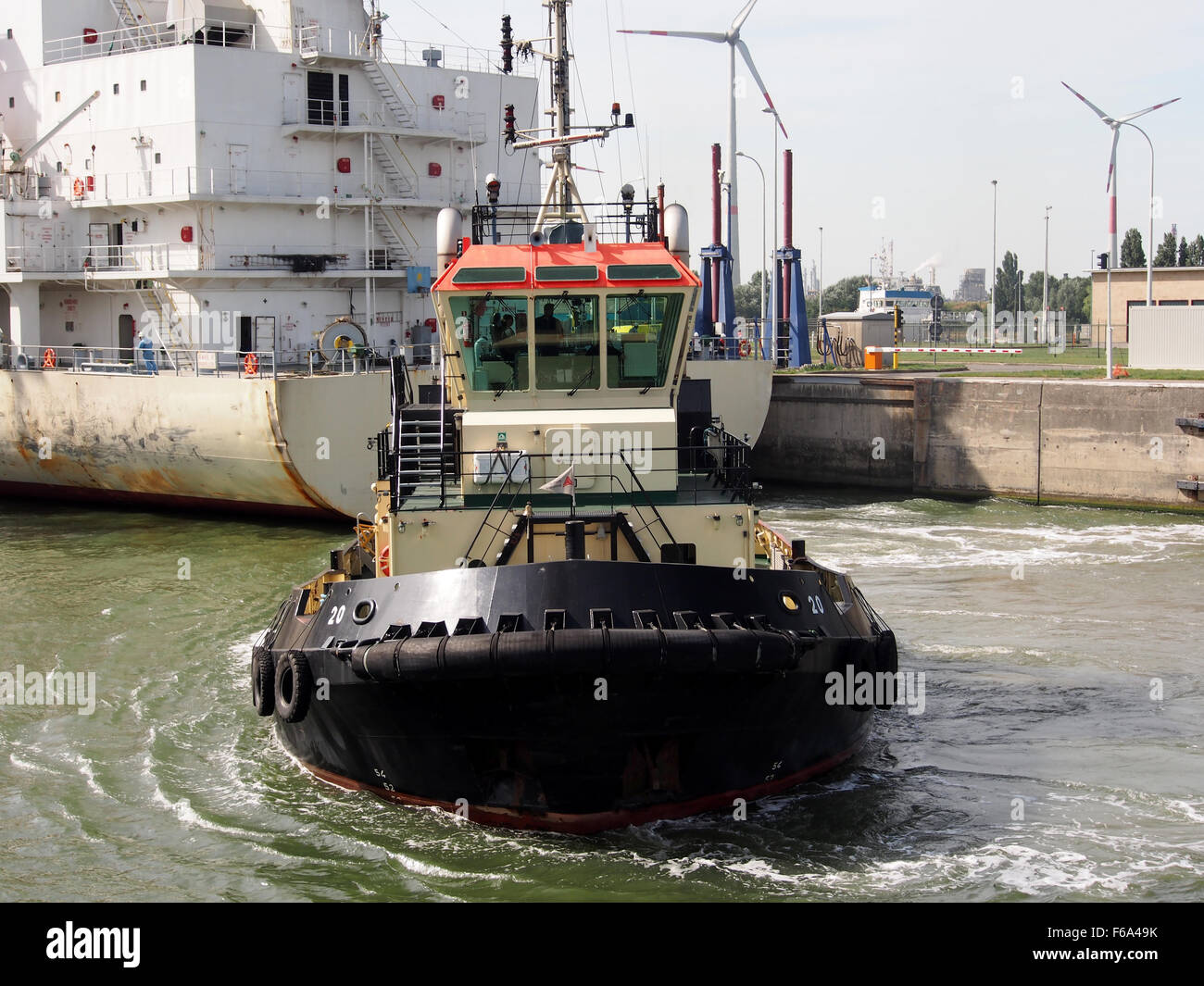 Berthing tugboat hi-res stock photography and images - Alamy