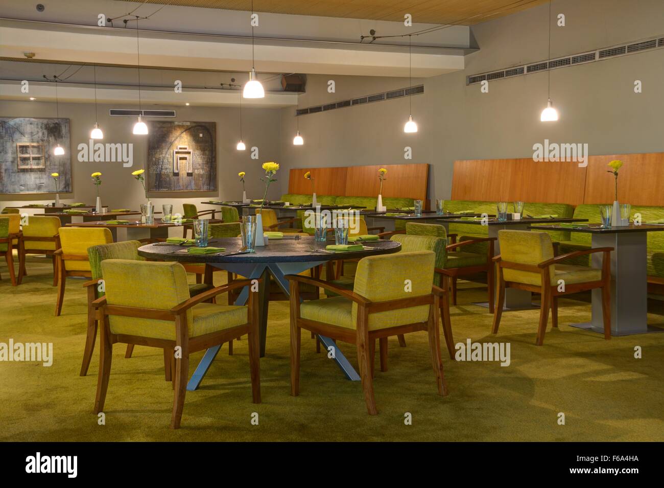 casual dining restaurant Stock Photo - Alamy