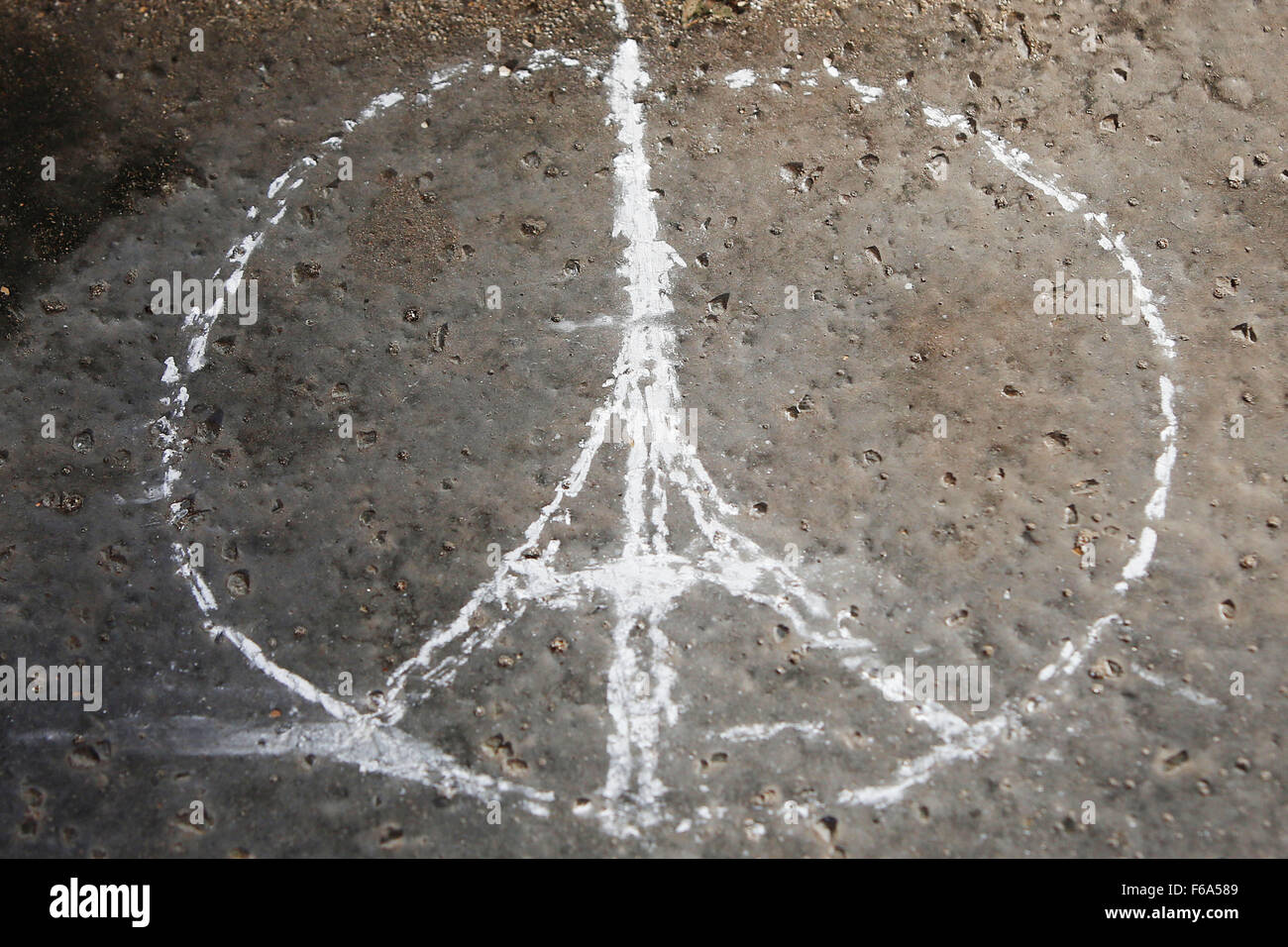 Paris, France. 15th Nov, 2015. A peace sign with the Eiffel tower in it ...