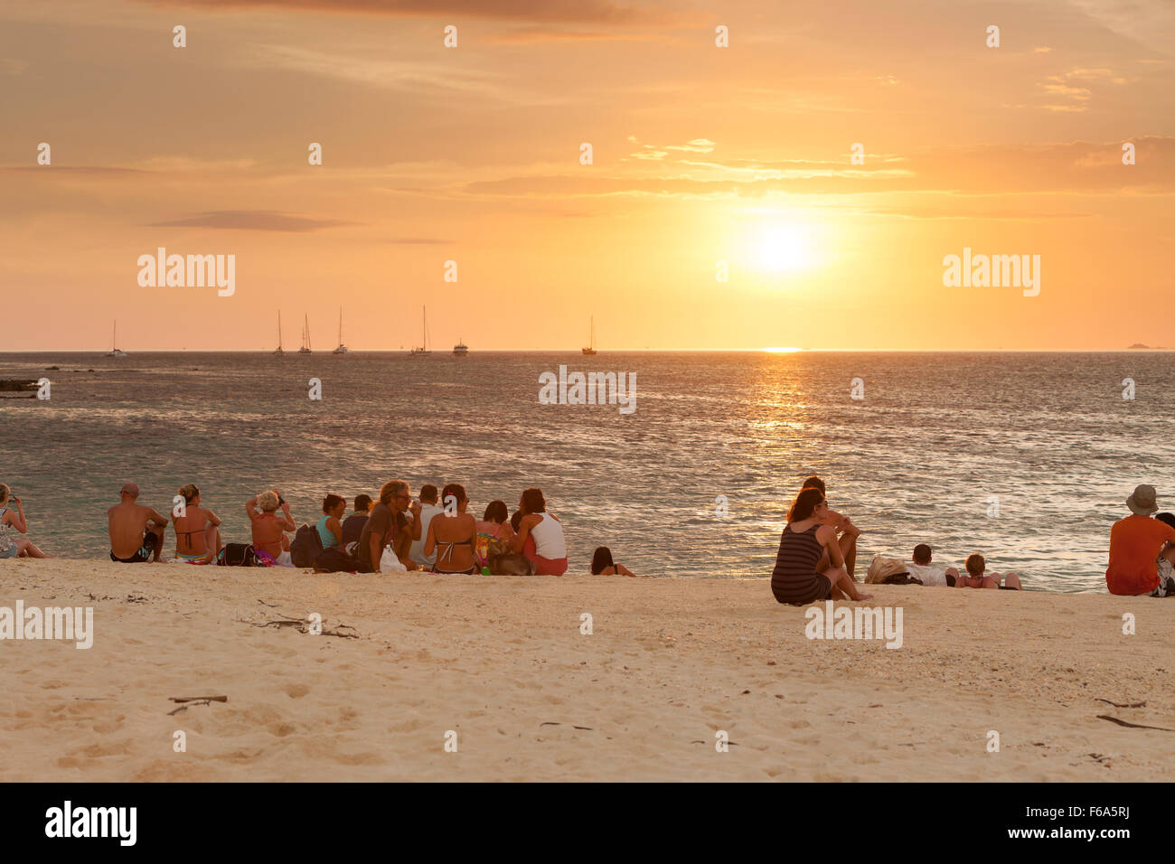 Watching the sunset at the beach hi-res stock photography and images ...