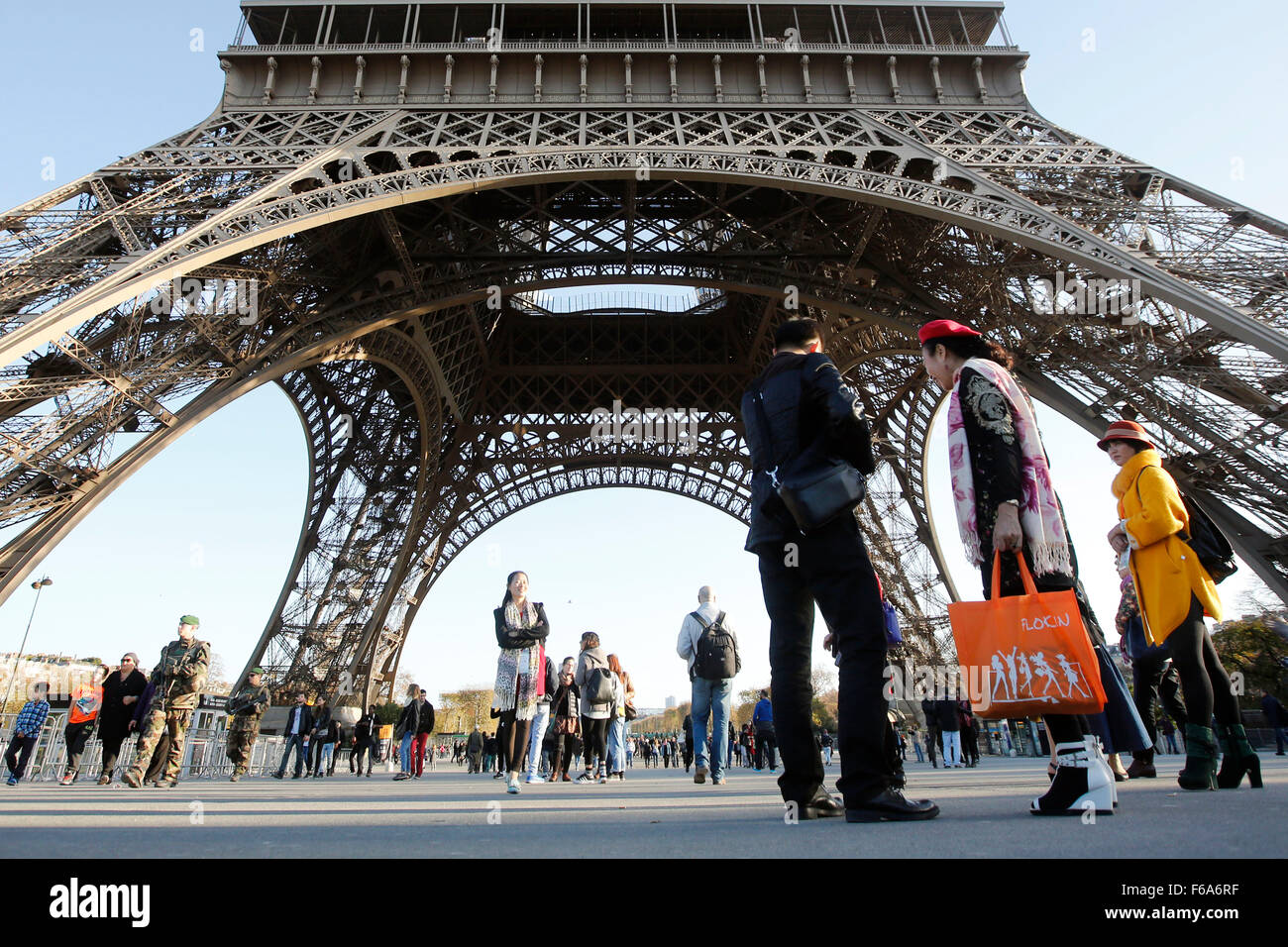 Paris, France. 15th Nov, 2015. Tourists in front of the Eiffel tower in Paris, France, 15 ...