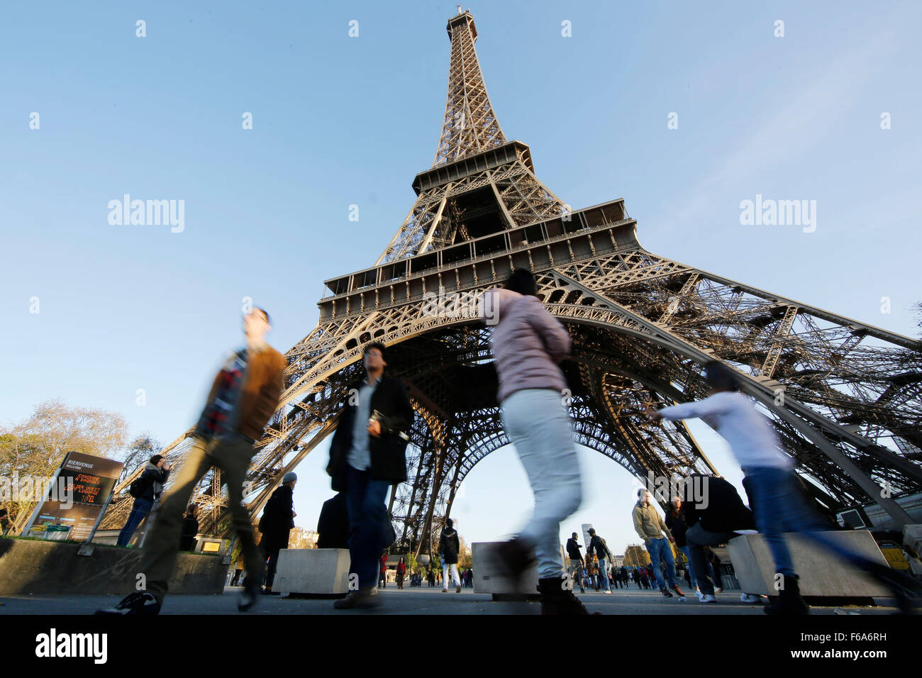 Paris, France. 15th Nov, 2015. Tourists in front of the Eiffel tower in Paris, France, 15 ...