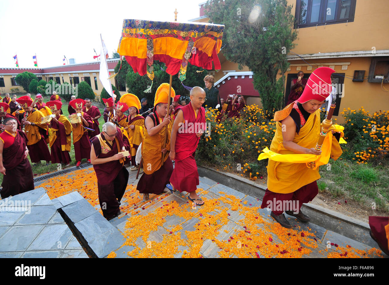 Kathmandu, Nepal. 15th Nov, 2015. Yongey Mingyur Rinpoche arives at ...