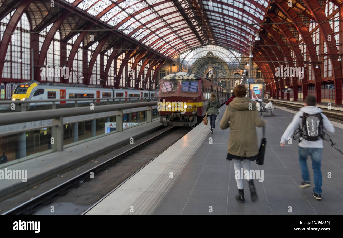 Rushing into station hi-res stock photography and images - Alamy