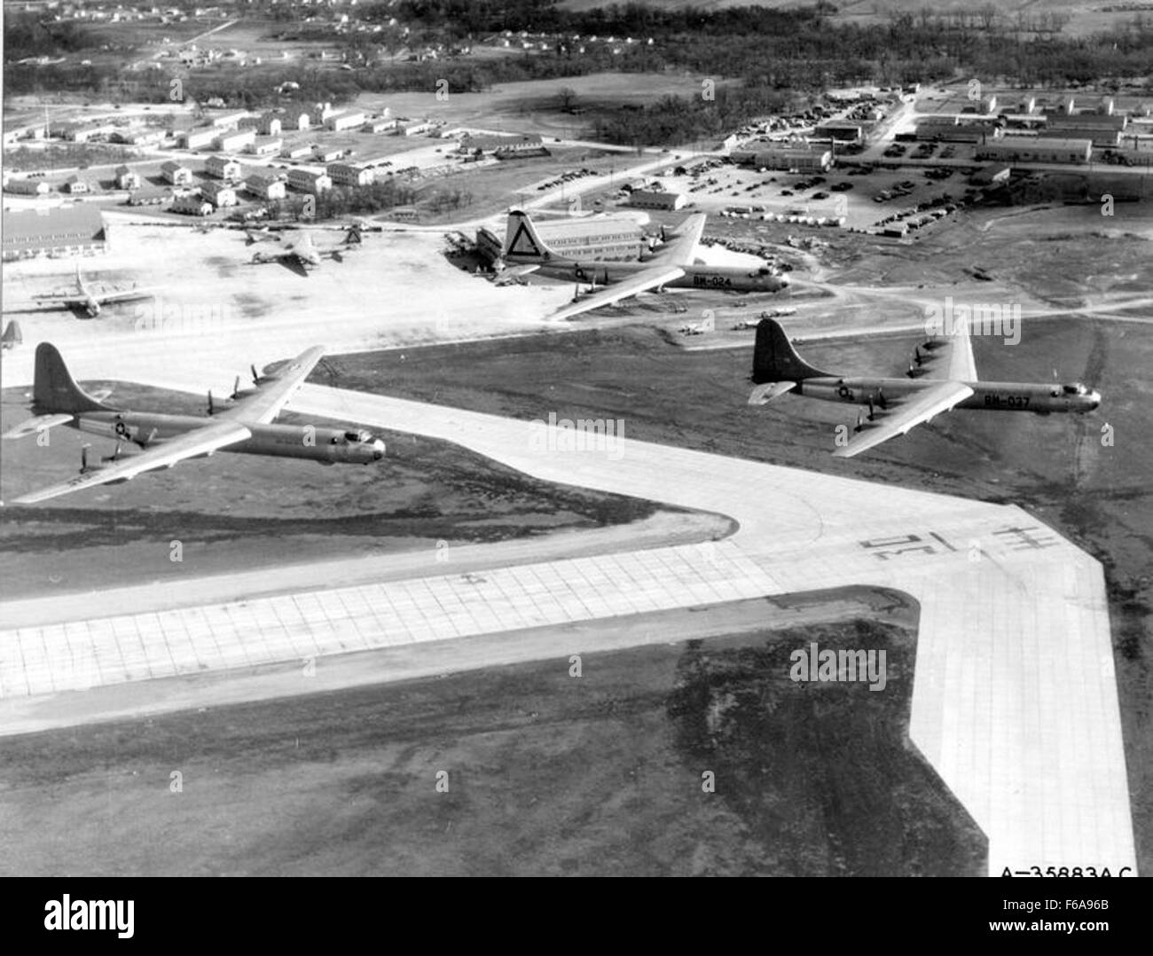 B 36 formation hi-res stock photography and images - Alamy