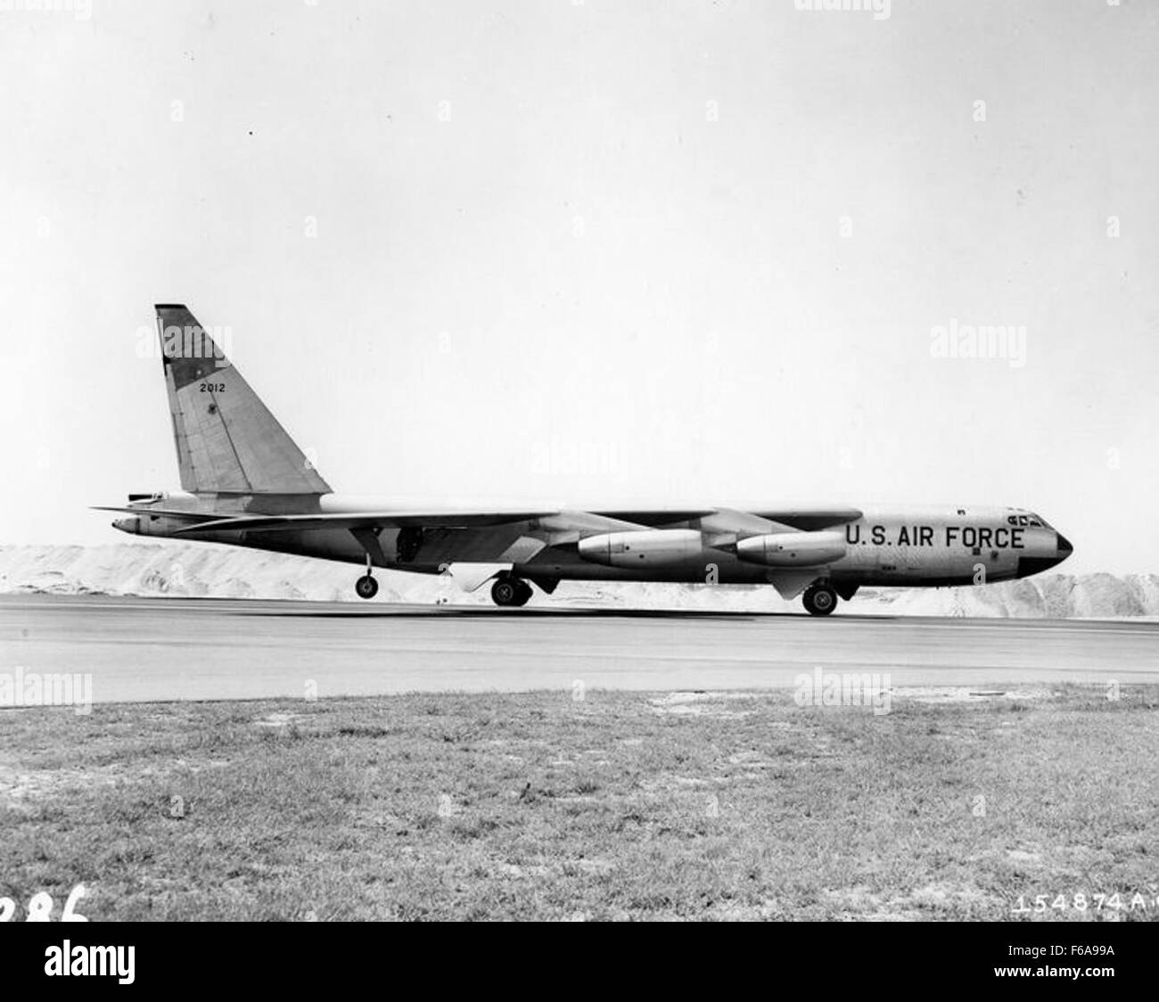 Usaf b 52 stratofortress plane Black and White Stock Photos & Images ...