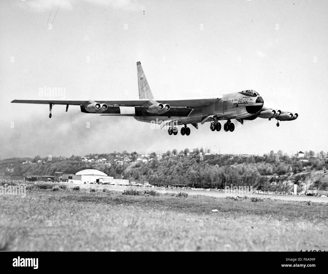 Boeing b 52 stratofortress take off hi-res stock photography and images ...