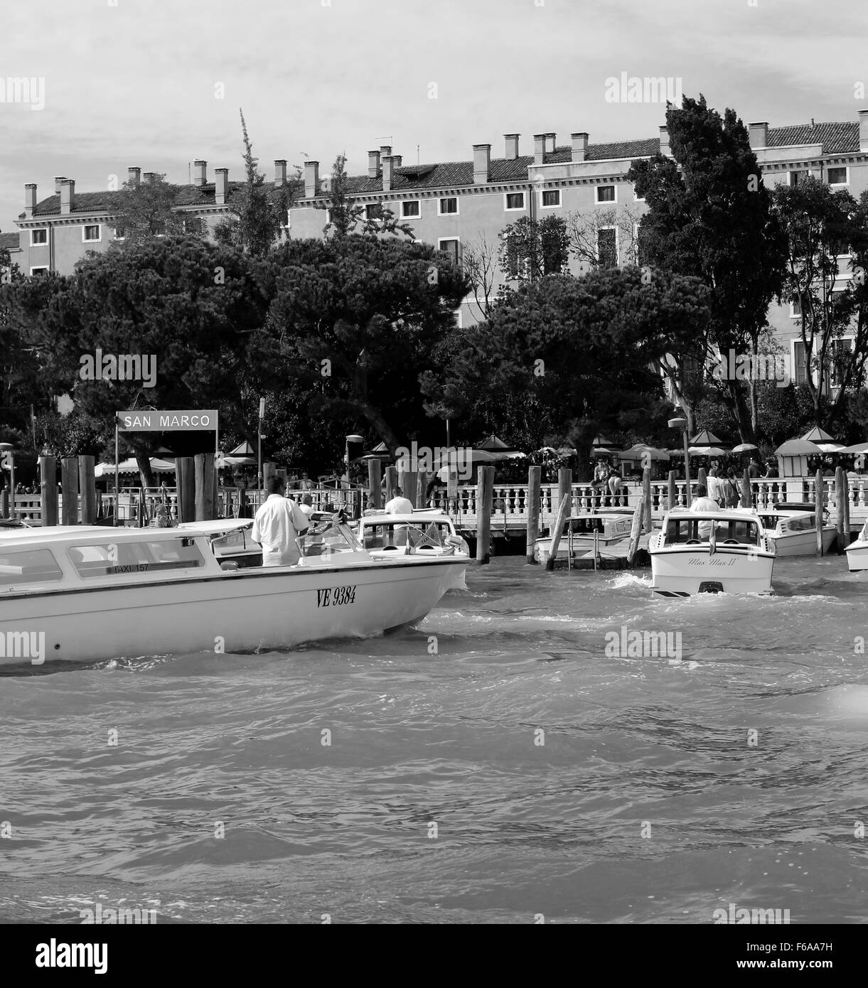 Jostling hi-res stock photography and images - Alamy