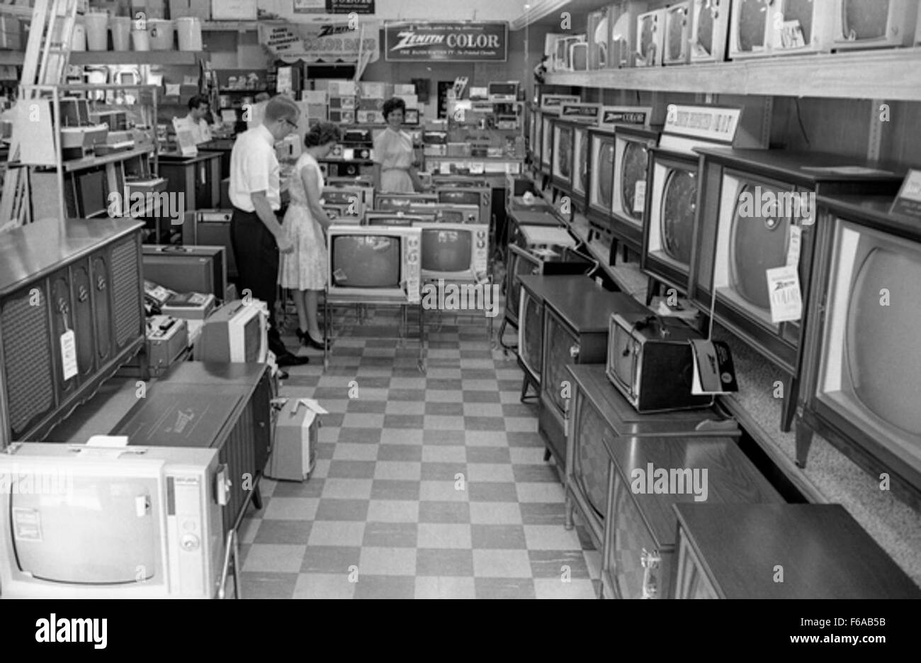 1950s store front hi-res stock photography and images - Alamy