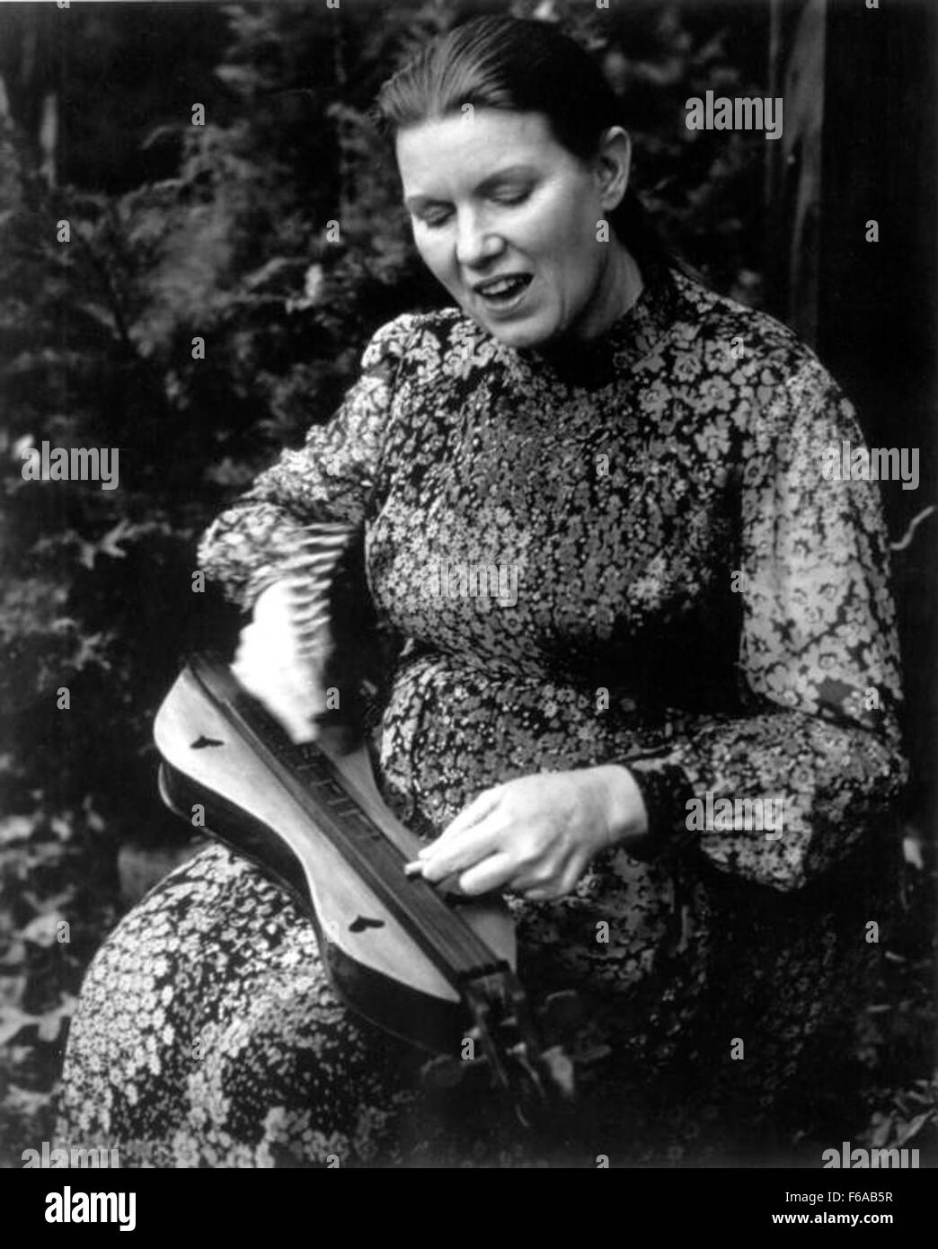 Jean Ritchie playing the dulcimer - White Springs Stock Photo - Alamy