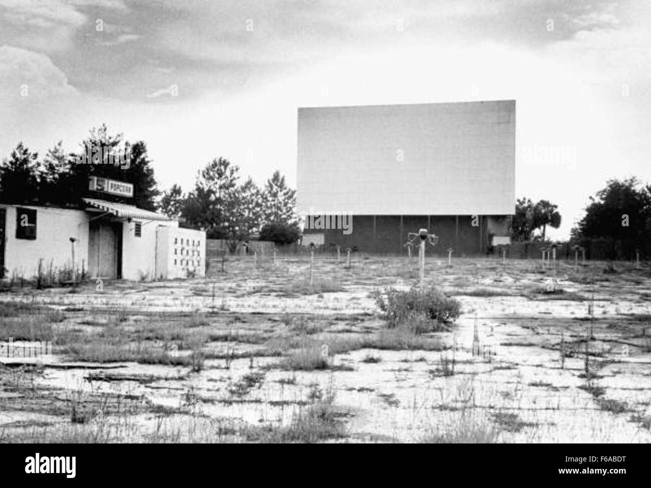 Drive in movie theater 1960s hi-res stock photography and images - Alamy