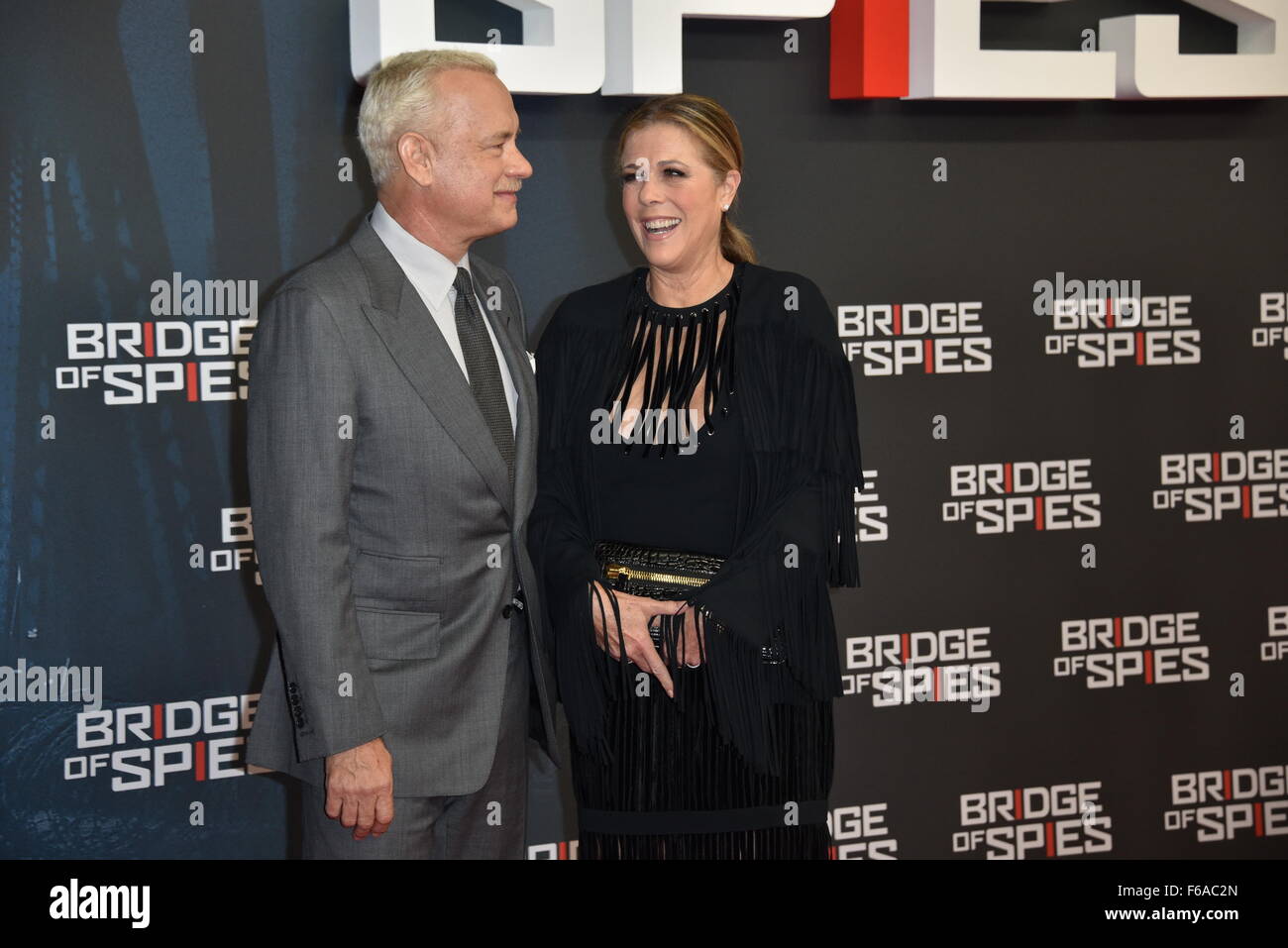 Tom Hanks + Ehefrau Rita Wilson attends at the World Premiere Bridge of Spies - Der ...