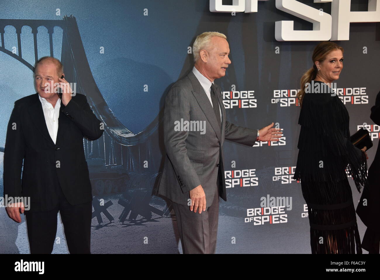 Tom Hanks + Ehefrau Rita Wilson + Burghart Klaußner attends at the World Premiere Bridge of ...
