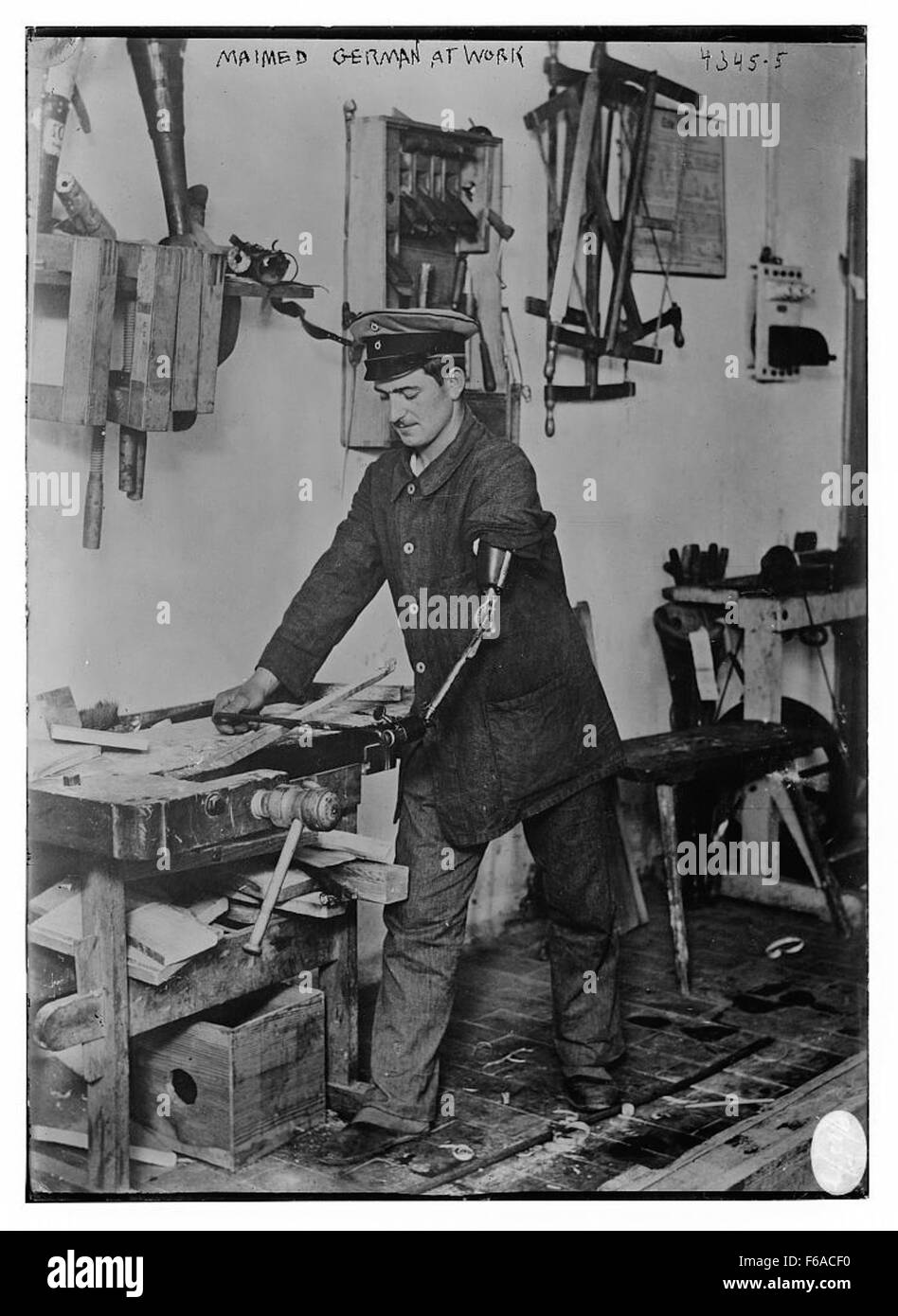 A powerful photograph of a German soldier with severe injuries ...