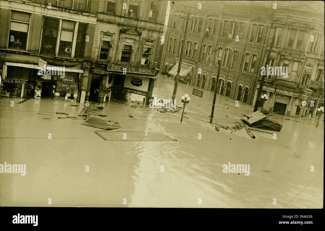 A photograph of the intersection of 3rd and High Streets in Hamilton ...