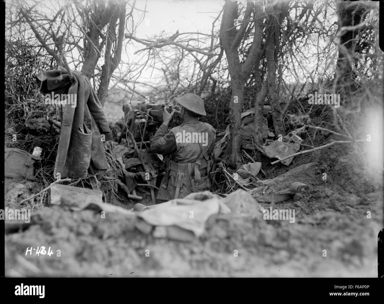 A New Zealand soldier operating a machine gun during World War I ...