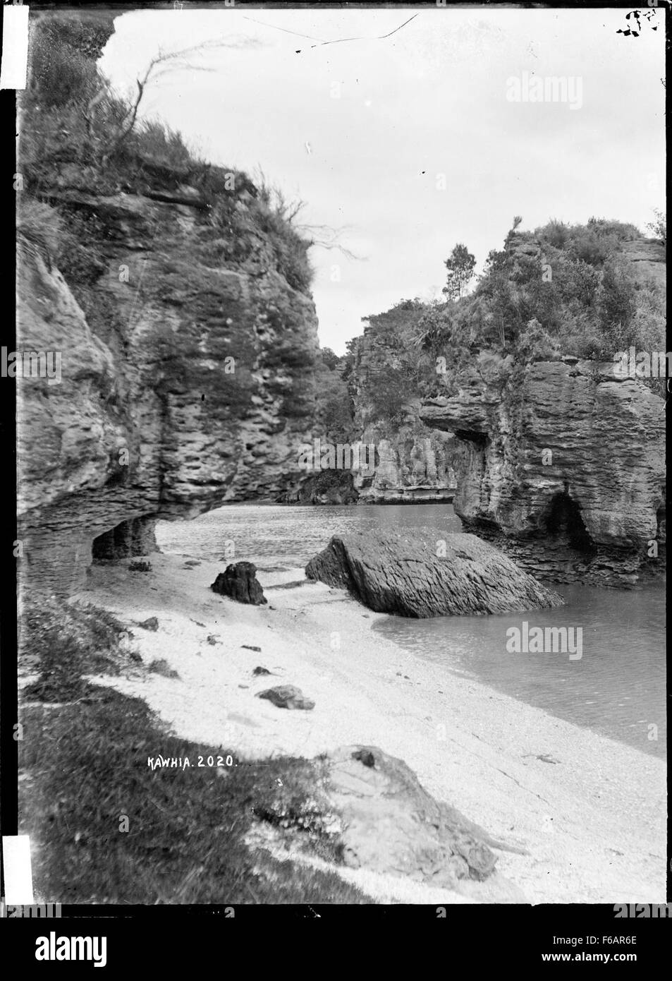 Rock formations at Kawhia Harbour Stock Photo - Alamy