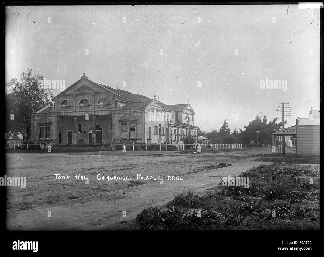 Cambridge hall 20th century hi-res stock photography and images - Alamy