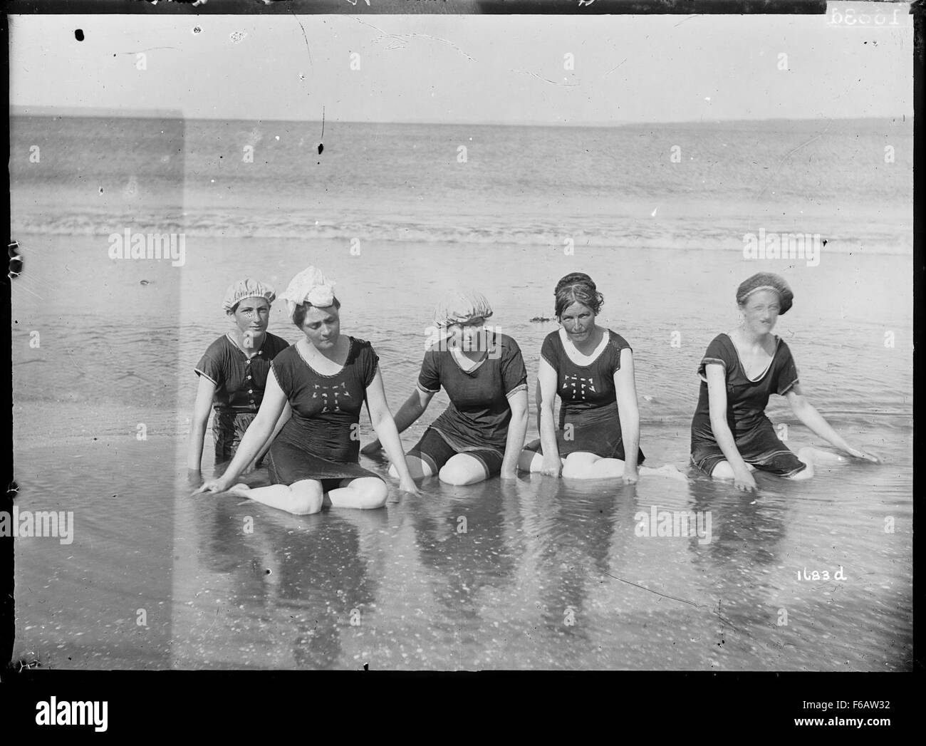 Sea bathing vintage hi-res stock photography and images - Alamy