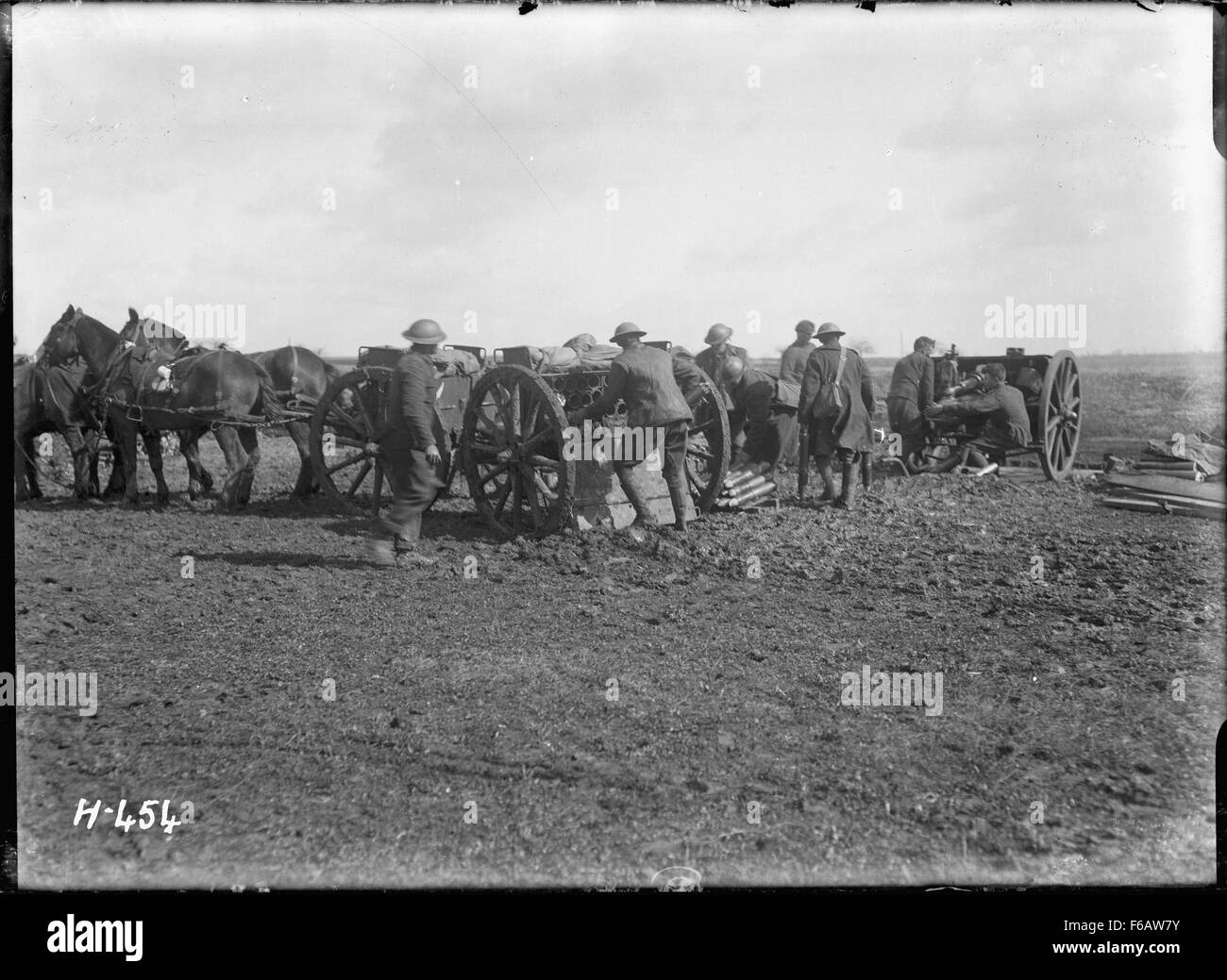 World war 1 soldiers firing shells hi-res stock photography and images ...