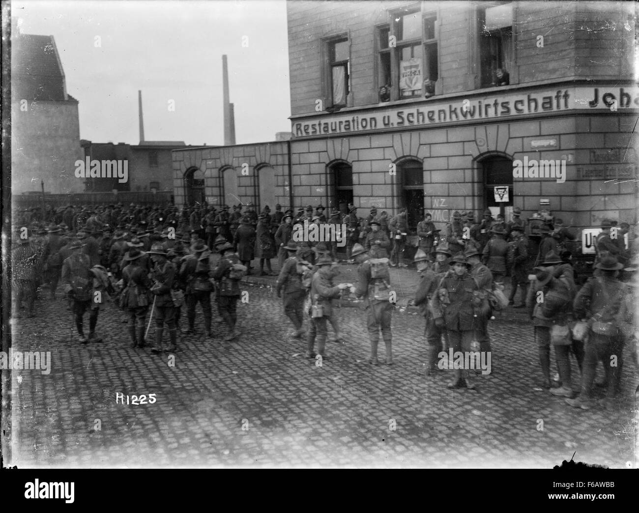 This image depicts New Zealand troops during World War I, gathered ...