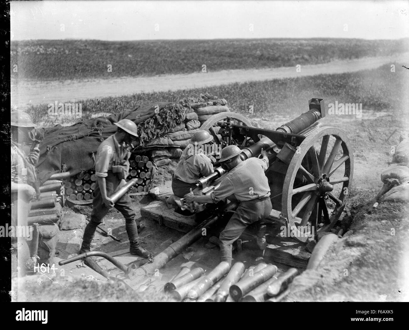 18 pounder gun Black and White Stock Photos & Images - Alamy