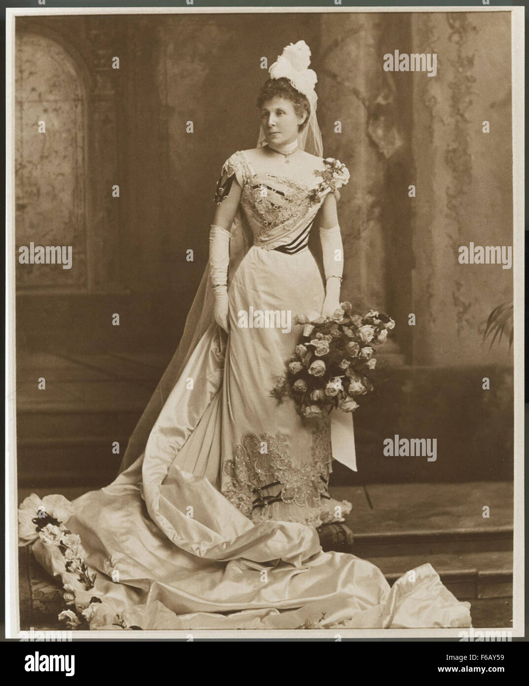 Noble court dress hi-res stock photography and images - Alamy