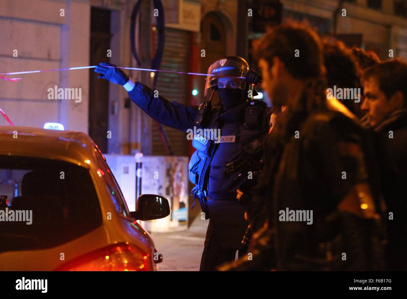Paris, France. 15th Nov, 2015. Policemen secured the vicinity in front ...