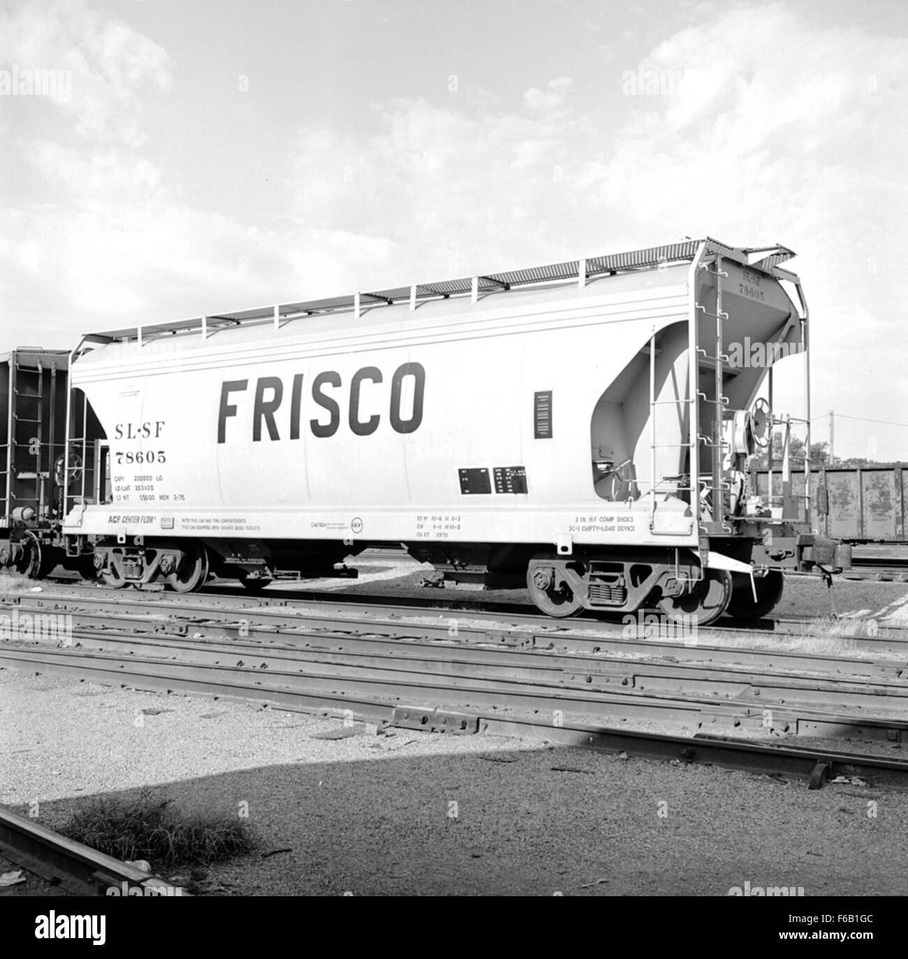 Covered hopper cars hi-res stock photography and images - Alamy