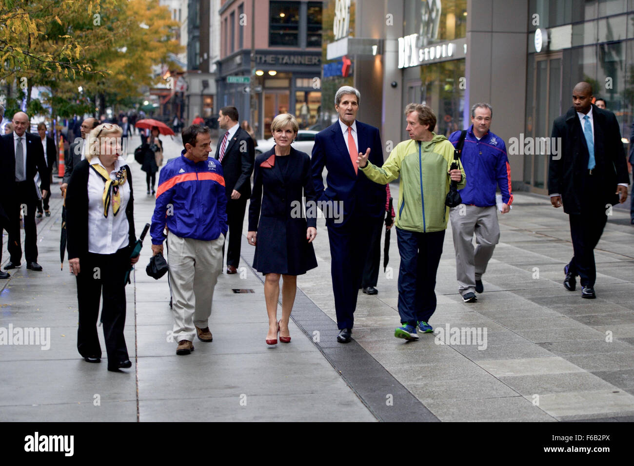 Four-Time Boston Marathon Winner Bill Rodgers Walks With Secretary ...