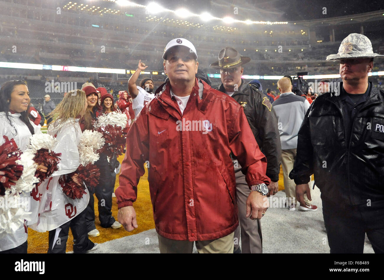 Waco, TX, USA. 14th Nov, 2015. Oklahoma coach Bob Stoops walks off the ...